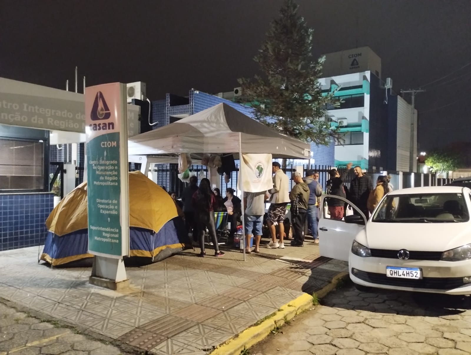 Famílias atingidas pela Casan montam acampamento em frente à companhia ... Famílias atingidas pela Casan montam acampamento em frente à companhia ...